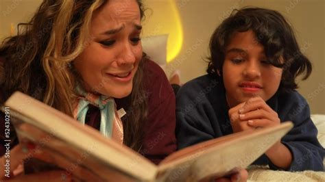 Mamá Lesbiana Soltera Leyendo Cuentos A Su Hija Pequeña Vídeo De Stock
