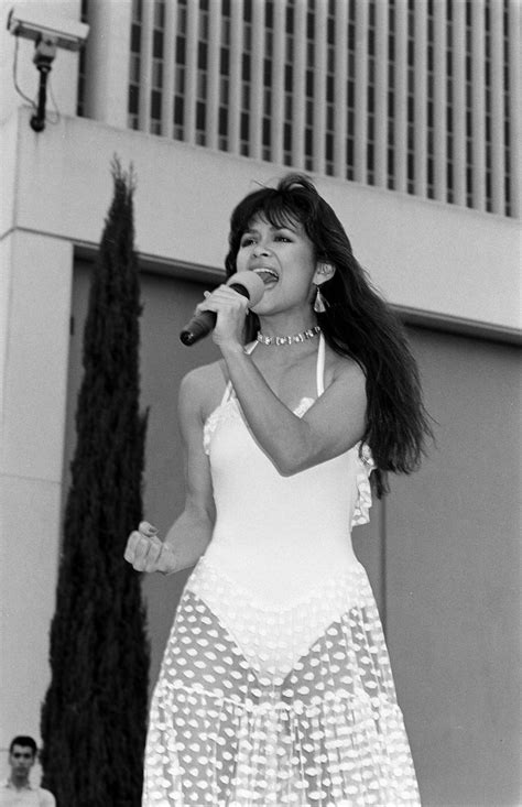 Nia Peeples 在 1985 年 Fame”演员饥荒救济音乐会上表演 相片 佳伟比