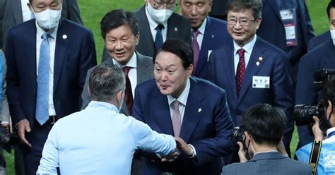 벤투 감독 격려하는 윤석열 대통령