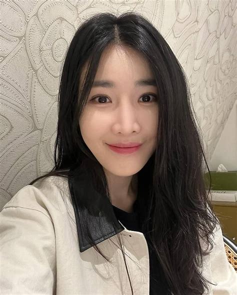 이해리 입고 또 입는 재킷의 계절 유행을 아는 핀턱 와이드 팬츠룩 스타와 패션