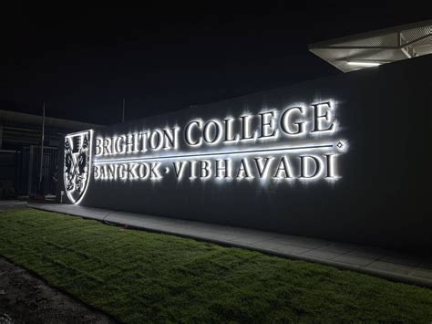 ผลงานออกแบบป้ายติดอาคาร Brighton College Bangkok Vibhavadi Thebrothersign