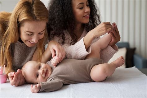 Familia De Dos Mamás Que Tienen Un Bebé Foto Gratis