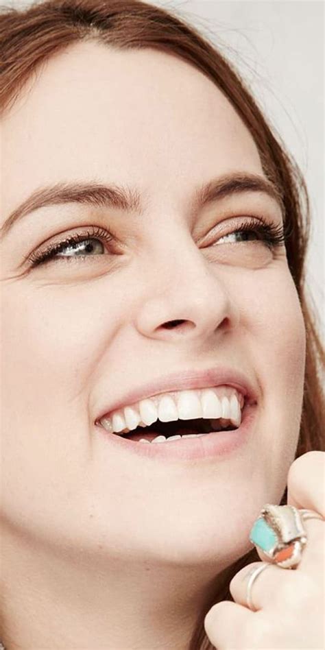 イメージを携帯電話にダウンロード 有名人 ライリー・キーオ 女優 顔 赤毛 笑顔、無料。829163。