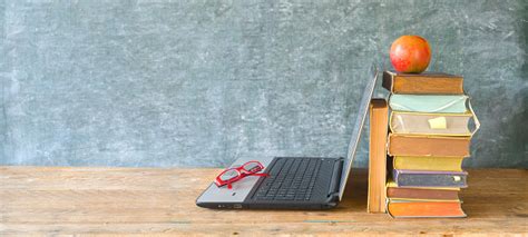 책 노트북 안경 학습 독서 교육 전자도 서 개념 칠판 배경 대형 복사 공간의 스택 0명에 대한 스톡 사진 및 기타 이미지 Istock