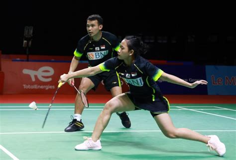 Aksi Heroik Pitha Haningtyas Berikan Raket Kepada Rinov Rivaldy Di Tengah Laga Swiss Open 2023