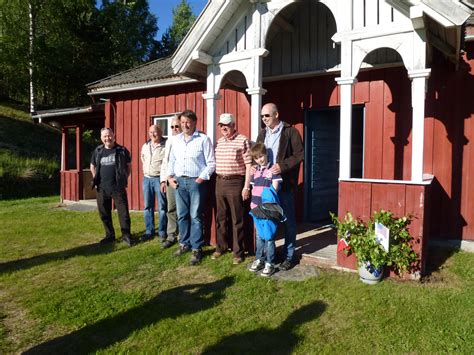 Gruppe Amerikabesøk Foran Huset I Smette Rukkedalen Hallingdal