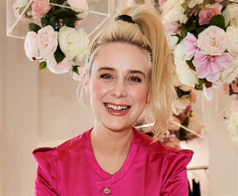 Big Bang Theory Star Alessandra Torresani In Workout Gear Says Come