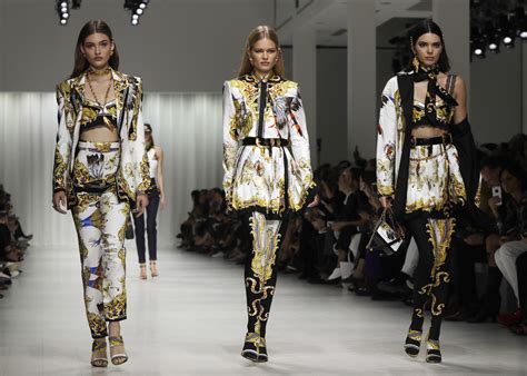 Una Cumbre De Musas En El último Desfile De Versace Infobae