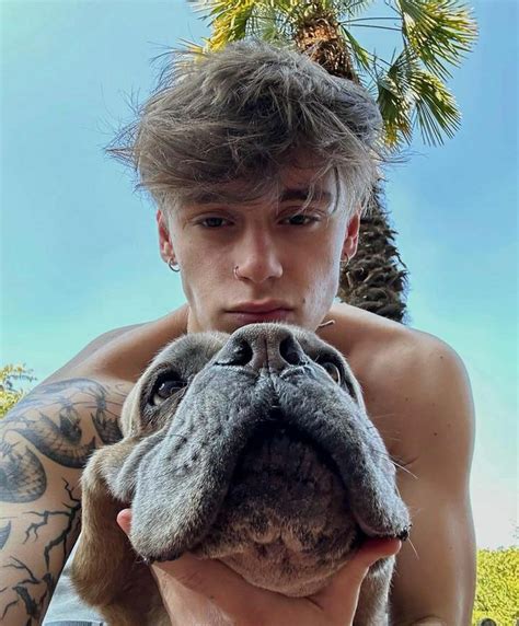 Pin De Sandy Andrade Em ♡ Davide Vavalà Em 2024 Fotografia De Homens Internatos Personagem