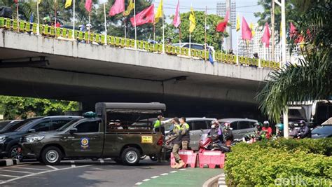 Ada Demo Nakes Jalan Gatot Subroto Depan Dpr Macet