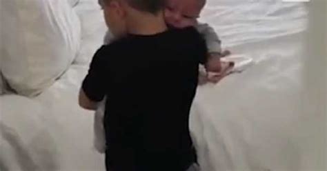 Video El Gesto De Un Nene Con Su Hermana Para Calmarla Cuando Lloraba