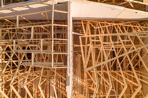Konstruksi Atap Udara Pemasangan Rangka Atap Kayu Rumah Truss Balok Struktur Pada Tampilan Rumah