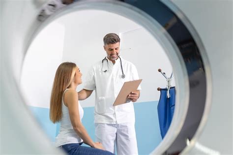 Mri 스캔 검사 전에 여성에게 정보를 제공하는 남성 의사 전문 의료 클리닉의 자기 공명 영상 기술 프리미엄 사진