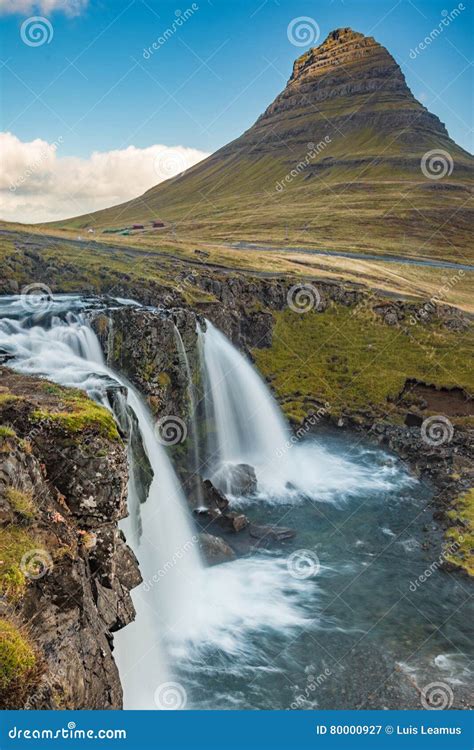 Cachoeira De Kirkjufellfoss E Montanha De Kirkjufell Islândia Imagem
