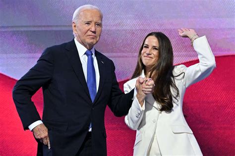 Ashley Biden Makes Father Joe Biden Cry In Touching Dnc Tribute Og Girl Dad