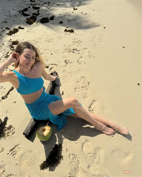 Deniz Kızı Sinem Sinem Kobaldan Sahil Pozları Kumlarda Sere Serpe