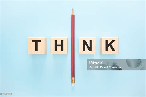 개념을 생각해 보십시오 나무 배경에 대한 단어 생각 단어와 연필 을 생각 리더십과 고유성 개념 군중에서 눈에 띄는 상자 밖에서 생각하십시오 0명에 대한 스톡 사진 및 기타