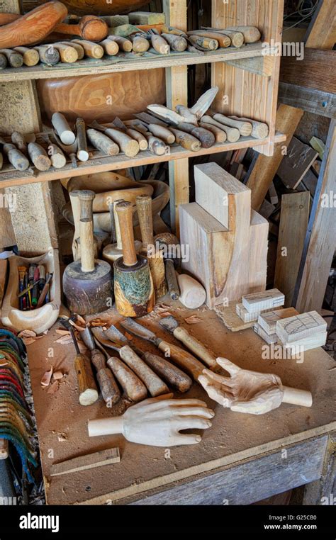 Wood Sculptures Fotos Und Bildmaterial In Hoher Auflösung Alamy