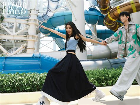 丞磊卢昱晓牵手漫步澳门 夜色尚浅合体甜度爆表 搜狐大视野 搜狐新闻