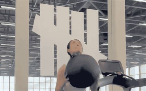 章子怡晒素颜健身的视频 向镜头飞吻打招呼