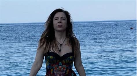 Η Δήμητρα Παπαδοπούλου με μαγιό χωρίς μακιγιάζ και φίλτρα