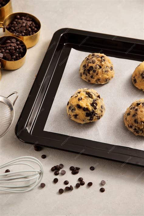 Masa De Galletas Con Chispas De Chocolate De Alto ángulo Foto Gratis
