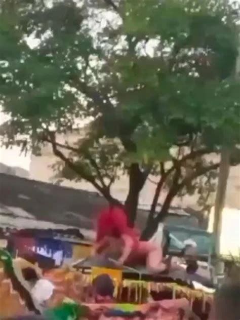 Bailarina desnuda generó polémica en desfile de carrozas del Carnaval de Barranquilla Infobae