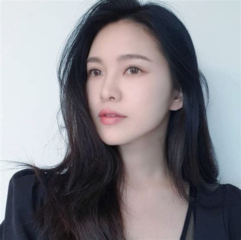 광고 폭염 36c° 녹아버릴것 같은 여름에 꼭 필요한 관리법 열식혀주기 피부에 열이 오르면 유분과 땀배출을 위해 모공이 더 넓게 열리고 장시간 열려있던 모공은