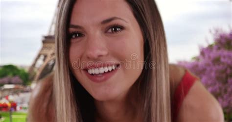 Cierre De Una Linda Niña Milenaria Soplando Besos A La Cámara Cerca De