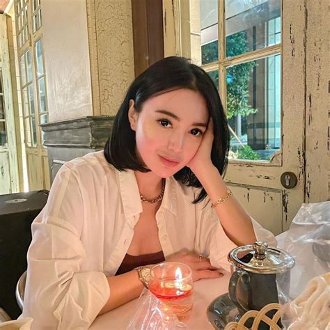 11 Artis Cantik Berkumis Tipis Iis Dahlia Paling Menonjol