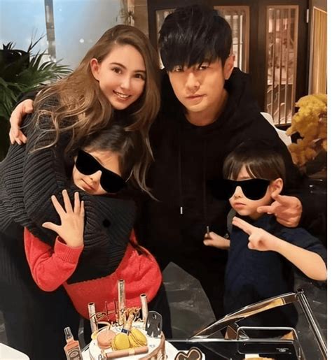 周杰伦昆凌国外现身，夫妻一起打高尔夫，幸福感十足！mei女儿一家人