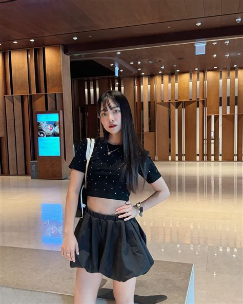 谷岡美沙紀 （新田ミオ） ⁡ まっくろくろすけday👣🥷🎓🕶️🐦‍⬛🐜🕷️🕸️🐃🐈‍⬛🐕‍🦺🐾🪨🎱🛹♟️ ⁡👜→ Emisofficial2017 ⁡ ⁡ ⁡ へそ出し 韓国