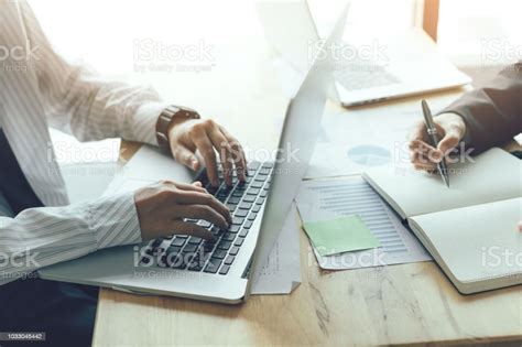 비즈니스 사람들이 노트북을 사용 하 여 및 쓰기 사무실 방에 적어 둡니다 개념에 대한 스톡 사진 및 기타 이미지 개념 개념과 주제 개발 Istock