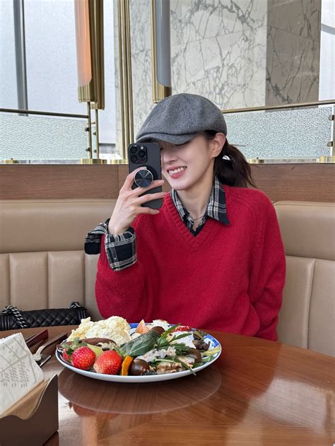 이세영 머리 대충 묶고 빵모자 써도 예쁘다니패션의 완성은 얼굴 헤럴드뮤즈 Herald Muse