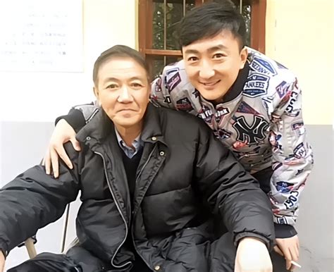 刘伯勋妻子悲痛告别丈夫，将坚强带好一双儿女，亲密聊天记录曝光百科ta说