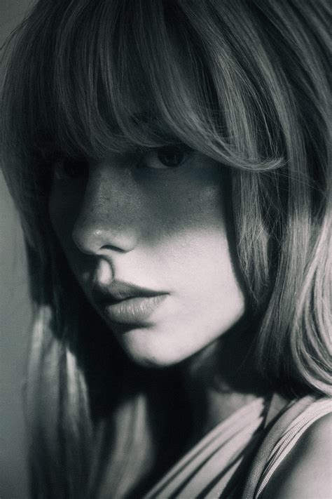 Ester Expósito Y Nicole Wallace Eligen Dos Vestidos A Juego