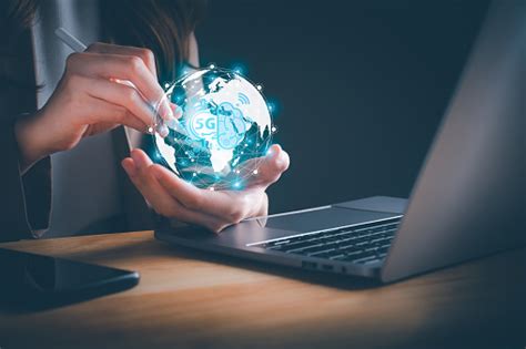 글로벌 네트워크 연결 5g를 들고 있는 여성 사업가 고속 인터넷 기술 네트워크 무선 시스템 사물 인터넷 또는 Iot 및 연결 기술 개념의 개념 5g에 대한 스톡 사진 및