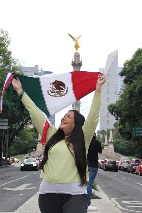 Una Mujer De 40 Años Exhibe Con Orgullo La Bandera Mexicana En Las