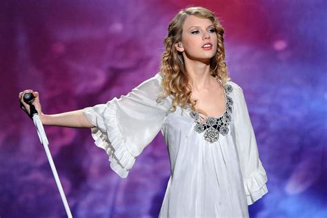 Remember When Taylor Swift Went Full Emo Performing ‘haunted In 2010