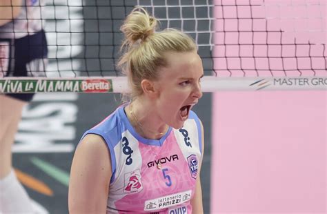 Frantti é Anunciada Pelo Vakifbank Web Vôlei