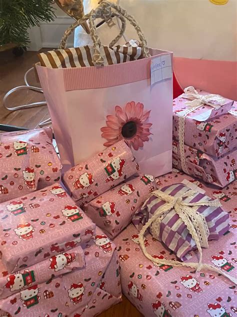 Hello Kitty Wrapping Paper Ts