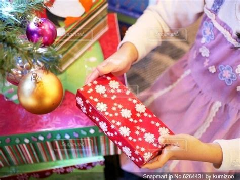クリスマスツリーの下のプレゼントに喜ぶ女の子の写真・画像素材 6264431 Snapmart（スナップマート）