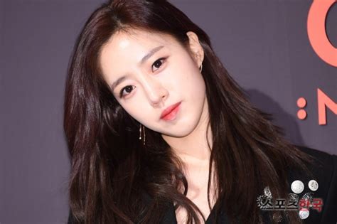 티아라 함은정 삐딱하게