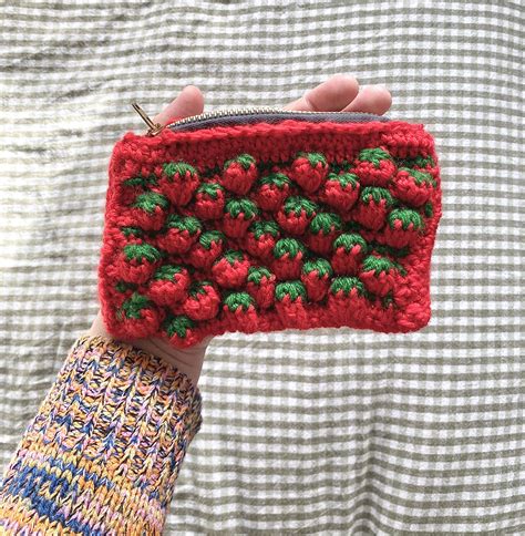 Wonky Little Strawberry Purse 🍓 Rbrochet