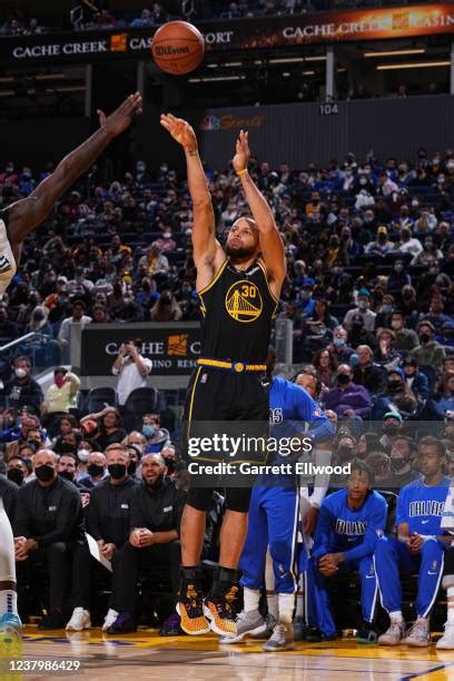 Stephen Curry Three Pointer Photos And Premium High Res Pictures