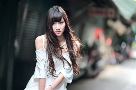 性感娇羞美女露出小香肩街拍写真照图片 美女图片 秀色女神