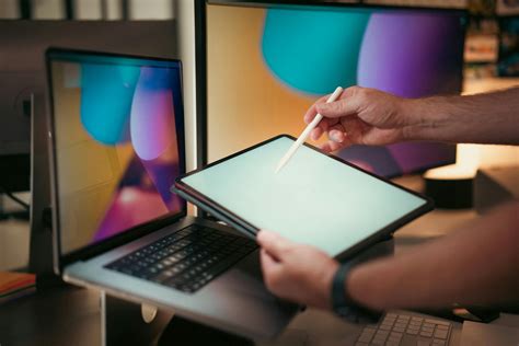 Pc 가상 작업 공간 그것 작업 공간 그래픽 디자이너 그래픽 디자인 그래픽 태블릿 그리다 기술 기술 장치 노트북 대화형 기술 대화형 디스플레이 독창성