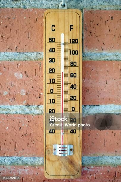 Termometer Di Dinding Bata Gambar Pengukuran Dalam Pengaturan Pedesaan Foto Stok Unduh Gambar