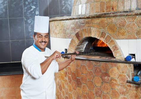 Cozinheiro Chefe árabe Com Alimento No Hotel Do Restaurante Imagem De Stock Imagem De Hotel