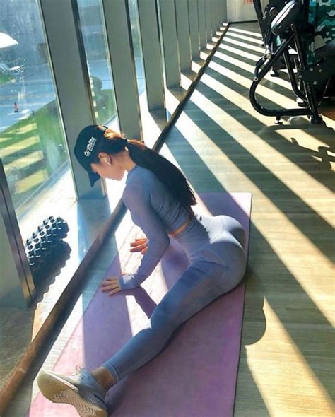 Girls Wearing Yoga Pants 47 Pics